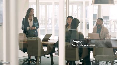 협업 여성 리더 또는 사업가들이 우리의 비전이나 전략을 함께 계획하는 회의에 참석합니다 사무실에서 디지털 에이전시 매출 성장에 대한 토론에서 이야기하는 다양성 리더십 또는