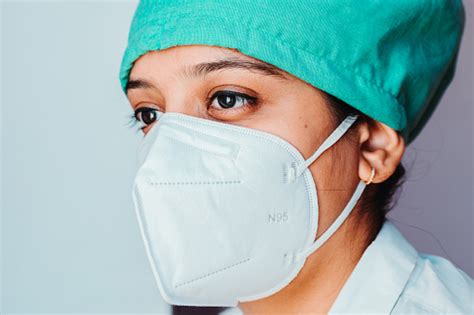 코로나 바이러스 전염병 동안 마스크와 수술 모자를 착용 병원에서 젊은 인도 여성 외과 의사의 초상화를 닫습니다 건강 관리 수술 의과 대학생에 대한 스톡 사진 및 기타 이미지