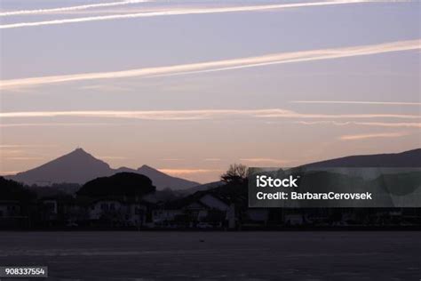 산 라 Rhune 바스크 사람 국가 프랑스 위에 아름 다운 화려한 일출 하늘 0명에 대한 스톡 사진 및 기타 이미지 0명