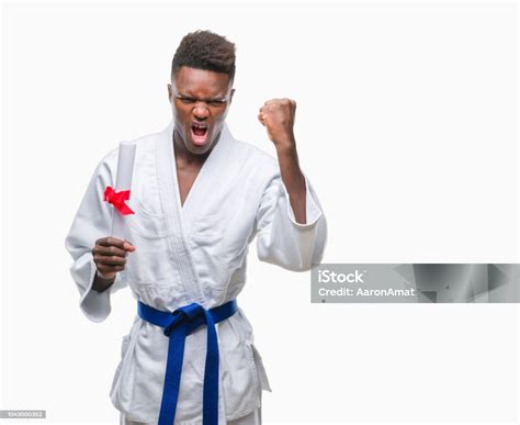 격리 된 배경 착용 기모노 지주 학위 화가 이상 젊은 아프리카계 미국인 남자와 미친과 제기 손으로 소리 분노와 좌절 외치고 분노 개념 기모노에 대한 스톡 사진 및 기타