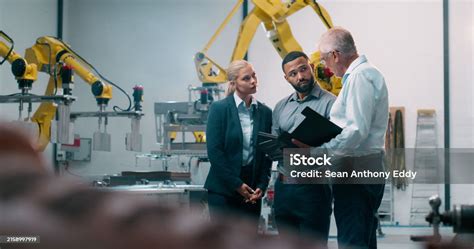 로봇 공학 직원 및 엔지니어 협업과 산업 팀워크 및 창고 작업 Cnc 자동화에 대한 논의와 함께 제조 관리의 공장 엔지니어링 및
