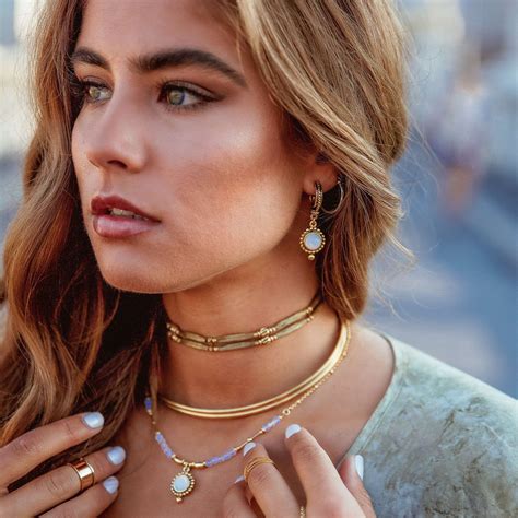 30 Necklace Model Photos Ideas Necklace Jewelry Photoshoot Jewelry Photography