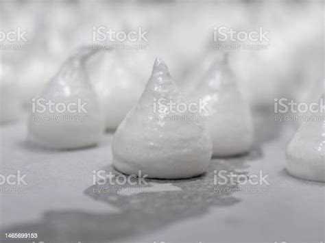 달콤한 준비를 위해 굽는 파이핑 백으로 흰색 소용돌이 머랭을 만드는 페이스트리 셰프 베이커 가방에 대한 스톡 사진 및 기타