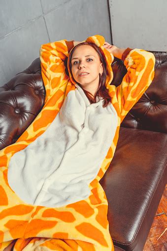 재미 있는 잠 옷 파자마 만화 스타일 회색 배경에 긍정적 인 얼굴 표정에 행복 한 십 대 소녀 가구에 대한 스톡 사진 및 기타 이미지 Istock