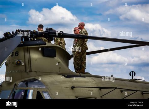 Chinook Us Army Hi Res Stock Photography And Images Alamy