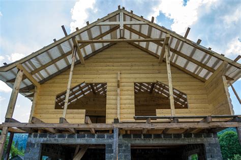 새로운 코에 티 한 지 공사중 천연 목재 재료의 나무 벽 지붕 높은 벽돌 돌 차고에 속성 투자 전문 건물과 재건 개념 건설 산업에 대한 스톡 사진 및 기타 이미지 Istock