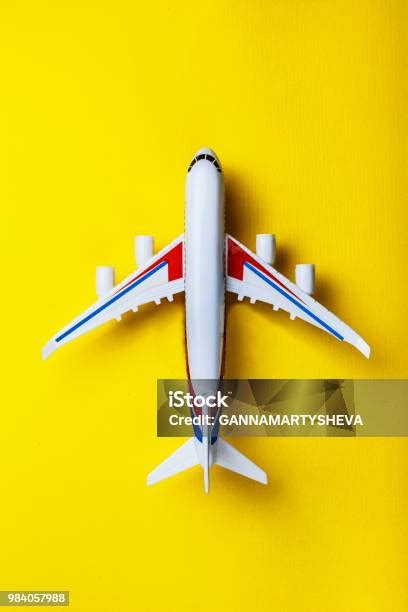 미니입니다 비행기 미니어처 토이 노란 배경 비행기로 여행입니다 여행 관광 평면도 복사 공간 비행기에 대한 스톡 사진 및 기타 이미지 Istock