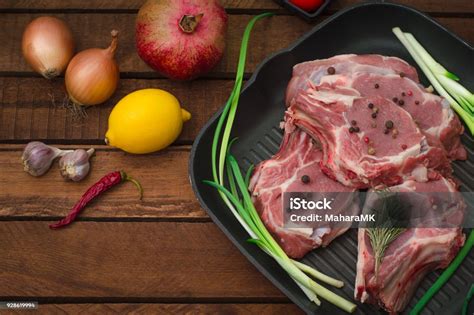 등심 요리 재료 검은 철 굽고 팬에 쇠고기 스테이크를 구운 목조 소박한 배경입니다 평면도 가로 구성 갈비 음식에 대한 스톡 사진