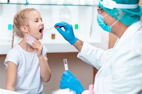 Pcr 테스트에 입을 벌리고 있는 소녀 타액의 Dna 샘플을 채취하는 보호 작업복 의자 50 54세에 대한 스톡 사진 및 기타