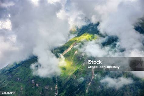 네팔에서 여름에 흐린된 날에 구름에 녹색 숲과 산 극적인 흐린 하늘 나무와 아름 다운 언덕에서 일몰 풍경 자연 배경입니다 산들과 놀라운 장면 0명에 대한 스톡 사진 및 기타