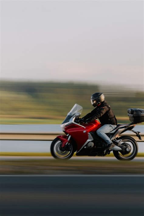 집 밖의 가죽 자켓 거리 거리 라이딩 고속 교통 나무 다이나믹한 도로 도시의 라이더 라이딩 라이프스타일 레저 로드 트립 모션 블러 모터바이크