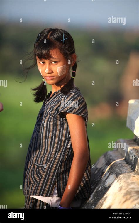 Myanmar Girl Fotos Und Bildmaterial In Hoher Auflösung Alamy
