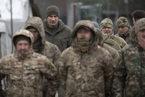 Кличко відвідав одну з військових частин на Київщині та вручив бійцям державні нагороди й