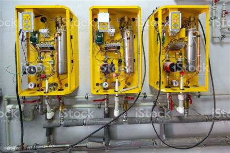 구리 밸브 스테인리스 볼 밸브 수압 탐지기 및 중앙 난방 시스템의 플라스틱 파이프 및 개조 개조 및 건설 중에 아파트의 보일 러 실에서 단열재와 물 파이프 인디의 컨셉