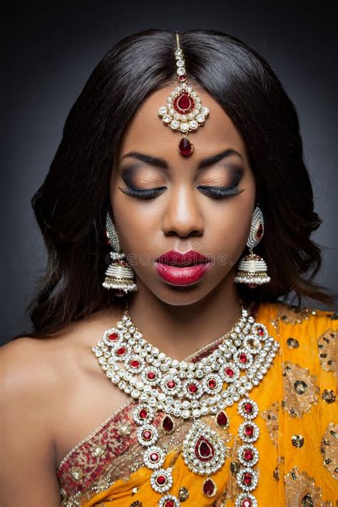Ung Indisk Kvinna I Traditionella Kläder Med Brud Makeup Och Smycken Fotografering För