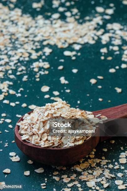 Tumpukan Gandum Gulung Dengan Sendok Kayu Foto Stok Unduh Gambar Sekarang Havermut Sereal