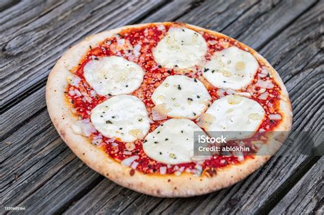 녹은 모짜렐라 치즈와 뿌려진 붉은 토마토 소스클로스업을 곁들인 신선한 크러스트 전체 작은 피자를 이탈리아 음식 요리로 0명에 대한 스톡 사진 및 기타 이미지 Istock