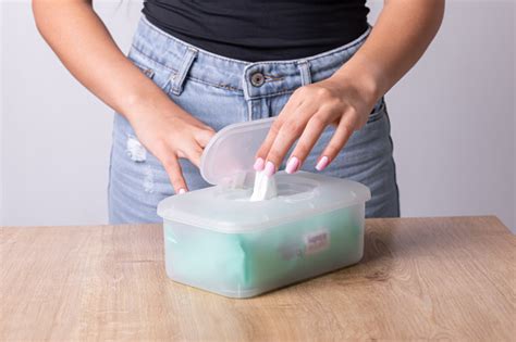 일회용 패키지에서 젖은 물티슈를 복용하는 연한 분홍색 손톱을 가진 여성 위생 절차 및 전염병 예방 더러운에 대한 스톡 사진 및 기타 이미지 Istock