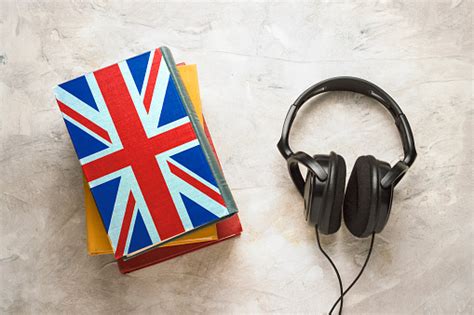 헤드폰과 책 더미 위 책은 영국의 국기의 형태로 표지가 있습니다 개념 오디오 북 언어 학습 영어 잉글랜드에 대한 스톡 사진 및 기타 이미지 Istock