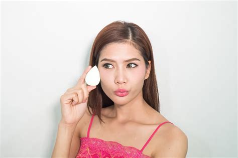 녹색 계란으로 얼굴에 파운데이션을 적용 하는 아름 다운 젊은 여자 백인종에 대한 스톡 사진 및 기타 이미지 백인종 보기