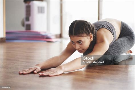 몸 앞에서 손을 잡고 포즈를 합니다 나무 바닥에 따뜻하게 젊은 피트 니스 소녀는 세션을 준비 하 고 있습니다 가냘픈에 대한 스톡 사진 및 기타 이미지 Istock