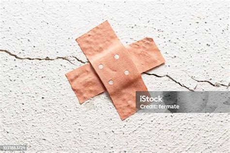 에 반창고 석고 벽에 균열 어설픈된 건설에 대 한 개념에 모양 교차 하 고 공간을 복사 현상 주위 조작 반창고에 대한 스톡 사진 및 기타 이미지 Istock