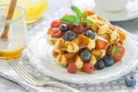 라스베리 딸기 블루베리 꿀과 신선한 수 제 와플 딸기와 함께 맛 있는 아침 식사 0명에 대한 스톡 사진 및 기타 이미지 0명 과일 금색 Istock