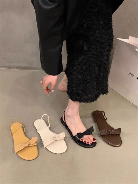 2024년 새로운 한국 여름 플랫 샌들 학생들과 요정을 위한 부드러운 소녀 스타일 해변 휴가를 위한 유행 여성 신발 핸드폰닷컴