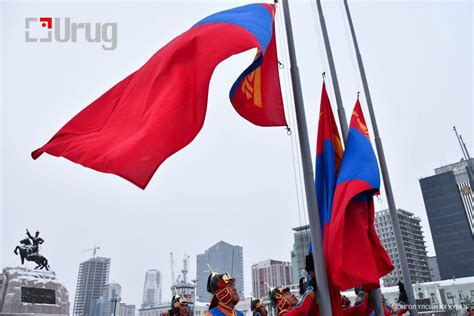 Монгол Улсын төрийн далбааг мандуулж жанжин Д Сүхбаатарын хөшөөнд цэцэг өргөлөө