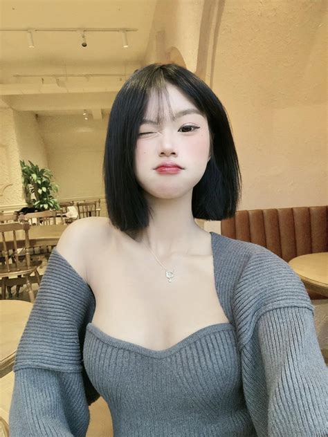 Nữ TikToker xinh đẹp uất ức khóc nghẹn trên livestream