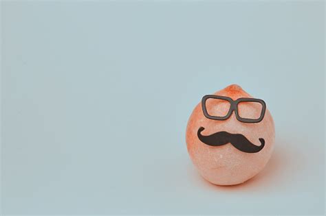 안경이 있는 밝은 회색 배경에 신선한 복숭아 시력 보정 텍스트를 복사할 수 있는 장소입니다 열대 과일의 만화 사진 0명에 대한 스톡 사진 및 기타 이미지 Istock