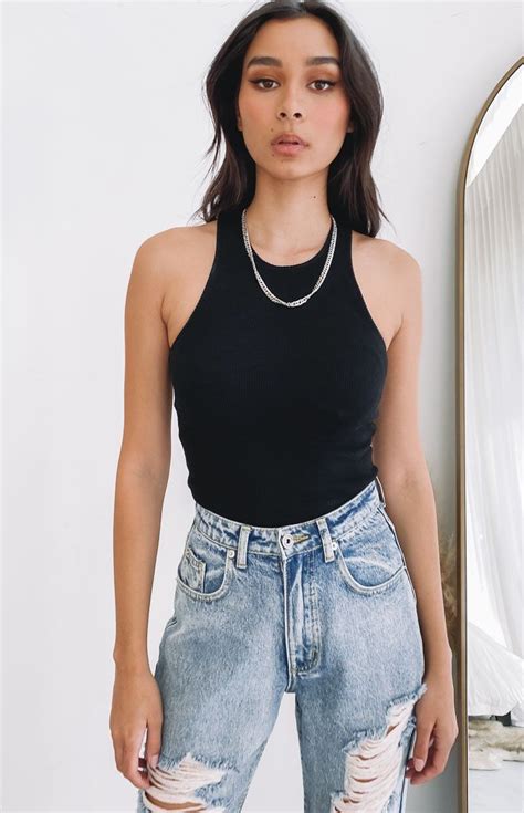 Black Tank Top And Jeans Mrtvo