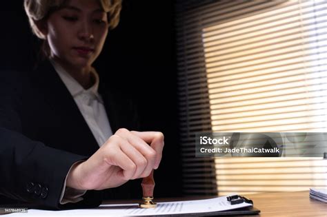 사람 서명 승인 문서 인증서 펜과 스탬프 손으로 사무실에서 법적 계약 당국은 공증인 서기 또는 공식 변호사가 계약 서류 양식을