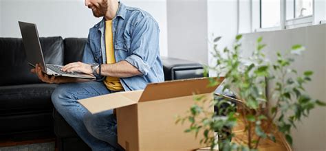 온라인 상점에서 일하는 남자 남자 상자에 제품을 포장 하는 소기업 포장 상품의 소유자 배달을 위해 그것을 준비 남자에 대한 스톡 사진 및 기타 이미지 Istock
