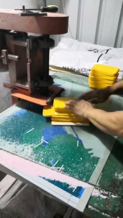 수하물 작업자 작업 표시 작은 화장품 가방의 모서리를 빠르게 절단and다양한 모양의 완성된 고품질 상자를 사용자 정의할 수