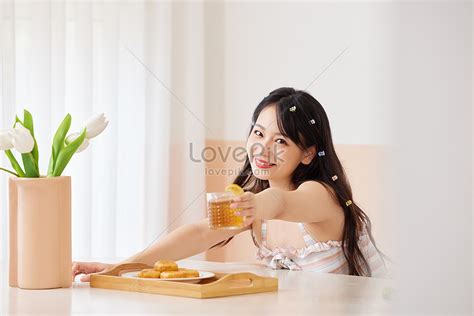 음료를 마시는 행복한 여름 여자 사진 무료 다운로드 Lovepik