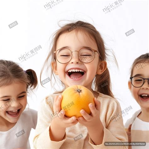 Ai创作图儿童视力防控 小朋友手拿水果 儿童视力矫正 儿童零食零嘴 儿童青少年视力健康 儿童健康食品 少儿水果 儿童营养食品 眼镜童趣 儿童喜爱食物 儿童健康管理 儿童宿舍小零食品 早教水果类