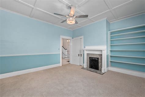 실내 가구가 없는 간단한 장식 거실 거주 공간 건축 경재나무의 특징 고전적인 디자인 깔끔한 깨끗한 내장