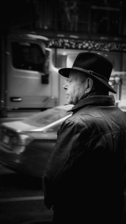 거리 사진 거리 스타일 겉옷 겨울 고령자 교통 그레이스케일 남성 남성복 노인 뉴욕 느와르 늙은 남성 대도시 대중교통 도시 경관 도시 배경 도시