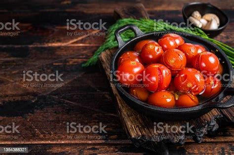 허브와 딜이 있는 팬에 소금에 절인 체리 토마토 어두운 나무 배경 맨 위 보기입니다 복사 공간 가을에 대한 스톡 사진 및 기타 이미지 Istock