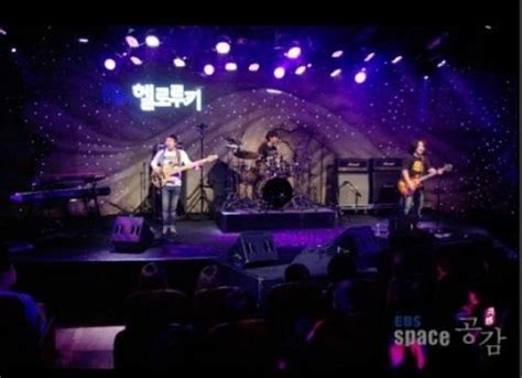 내가 무대에 서면 김한길씨의 정계 은퇴를 촉구합니다 라던지 재갈은 이명박 때문에 썼는데 박근혜가 되어서 노래를 더 부를 수 있게 됐어요 라던지 하는 멘트를 하곤