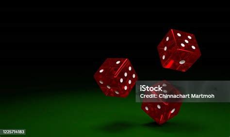 투명 한 빨간 주사위는 녹색 펠트 테이블에 떨어지고있다 카지노에서 주사위 도박의 개념 3d 렌더링 겜블링 칩에 대한 스톡 사진 및 기타 이미지 Istock