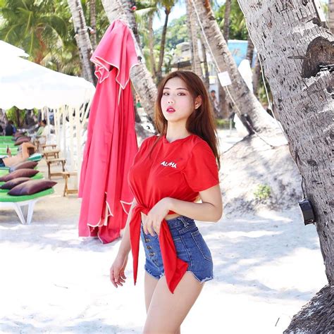 Sexy Girl Showing Her Thigh For You To Lick [7pic]