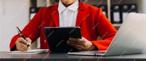 Premium Photo Businessman And Team Analyzing Financial Statement Finance Task With Smart Phone