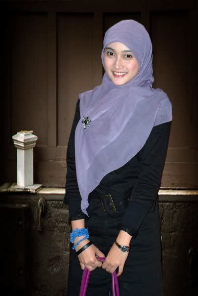 Foto Exclusive Meyda Sefira Artis Cantik Berjilbab Blackpendant