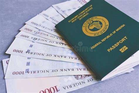 Nigerian Mille Notes De Naira Sur Le Passeport Nigérien Photo Stock