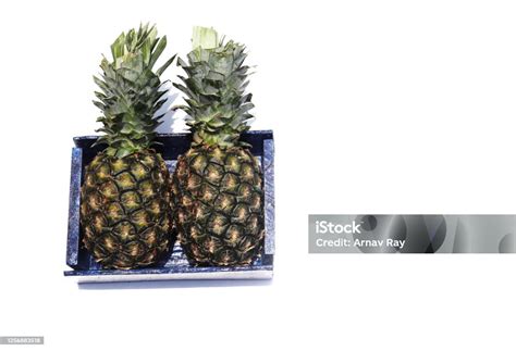 복사 공간으로 흰색 배경에 고립 된 나무 상자에 파인애플 과일 0명에 대한 스톡 사진 및 기타 이미지 0명 감귤류 과일 건강한 생활방식 Istock
