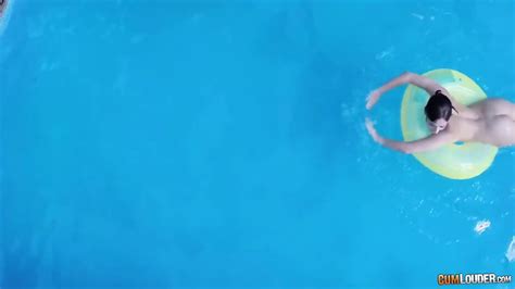 Follando En La Piscina Eporner