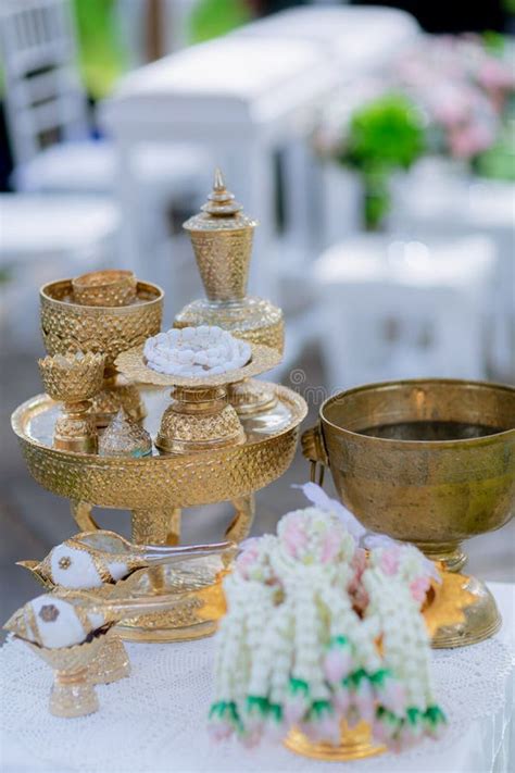 Thai Wedding Accessory For Cultural Wedding Ceremony Luxury Chair For Bride And Groom Golden