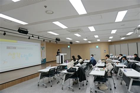 국립어린이청소년도서관 청소년 독서동아리 「생각나눔터📖」의 첫 모임이 열렸습니다 💪🎉 ⠀ 김유진 아동문학평론가와 함께 1년 동안 10권의 주제도서를 함께 읽으며 깊이